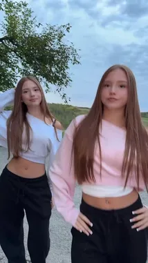 Emilia Letizia Twins On Ice (@mirrortwins) | Snapchat Stories ...