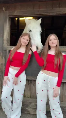 Emilia Letizia Twins On Ice (@mirrortwins) | Snapchat Stories ...