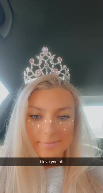 Skye Fuller 🌸(@skye_fuller) | เรื่องราว Snapchat ตลอดจน Spotlight และเลนส์